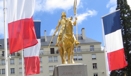 A Caen, Cérémonie en l’honneur de Jeanne d’Arc devant sa statue ...